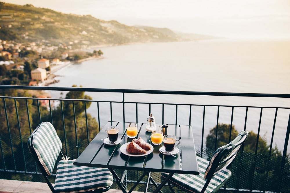 Comment bien choisir sa table de balcon ? - Startup Café